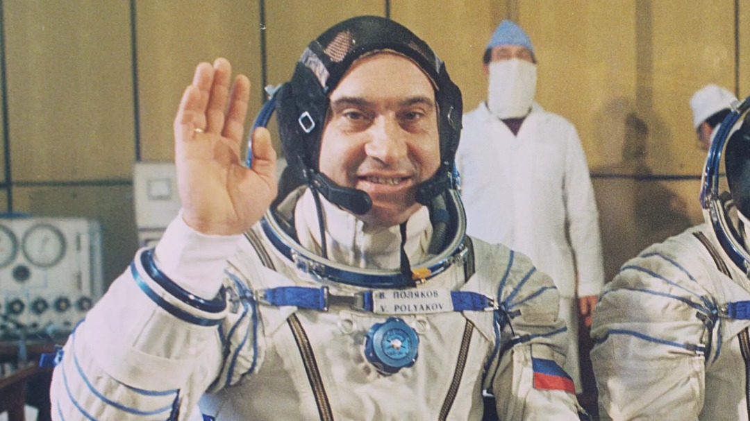 Valeri Poliakov, el hombre que realizó el vuelo espacial más largo ...