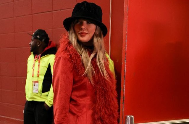 Taylor Swift lució un llamativo abrigo rojo en el partido de Kansas ...